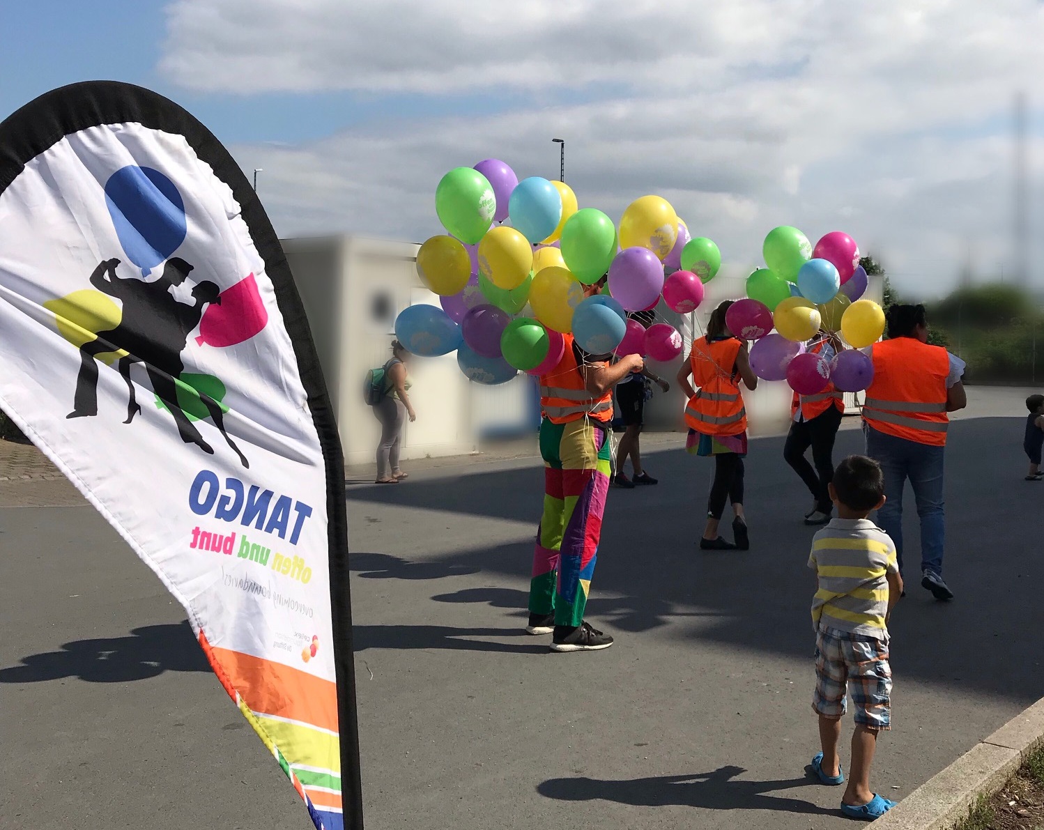 Tango-Company in Dresdens Erstaufnahmeeinrichtung — Deutsch